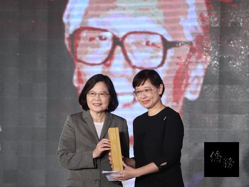 President outlines policies for comics, praises award-winner|English ...